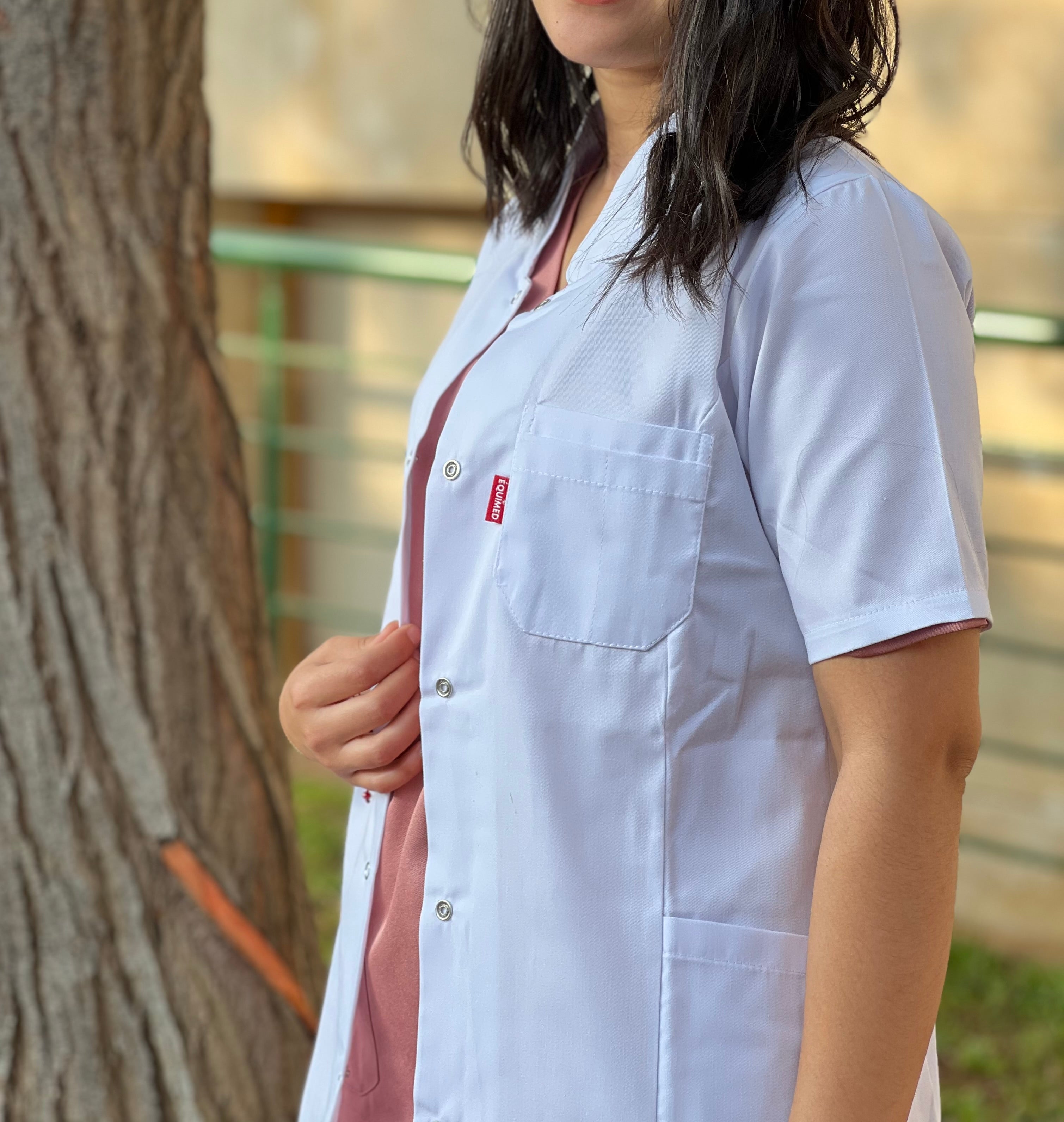 Blouse blanche avec demi-manches – Equimed